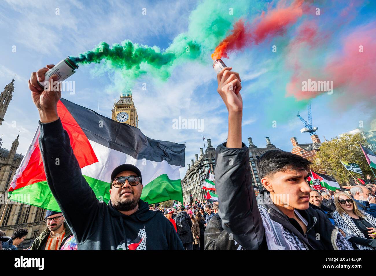 London, UK. 28th Oct, 2023. Smoke flares are let off on Westminster ...