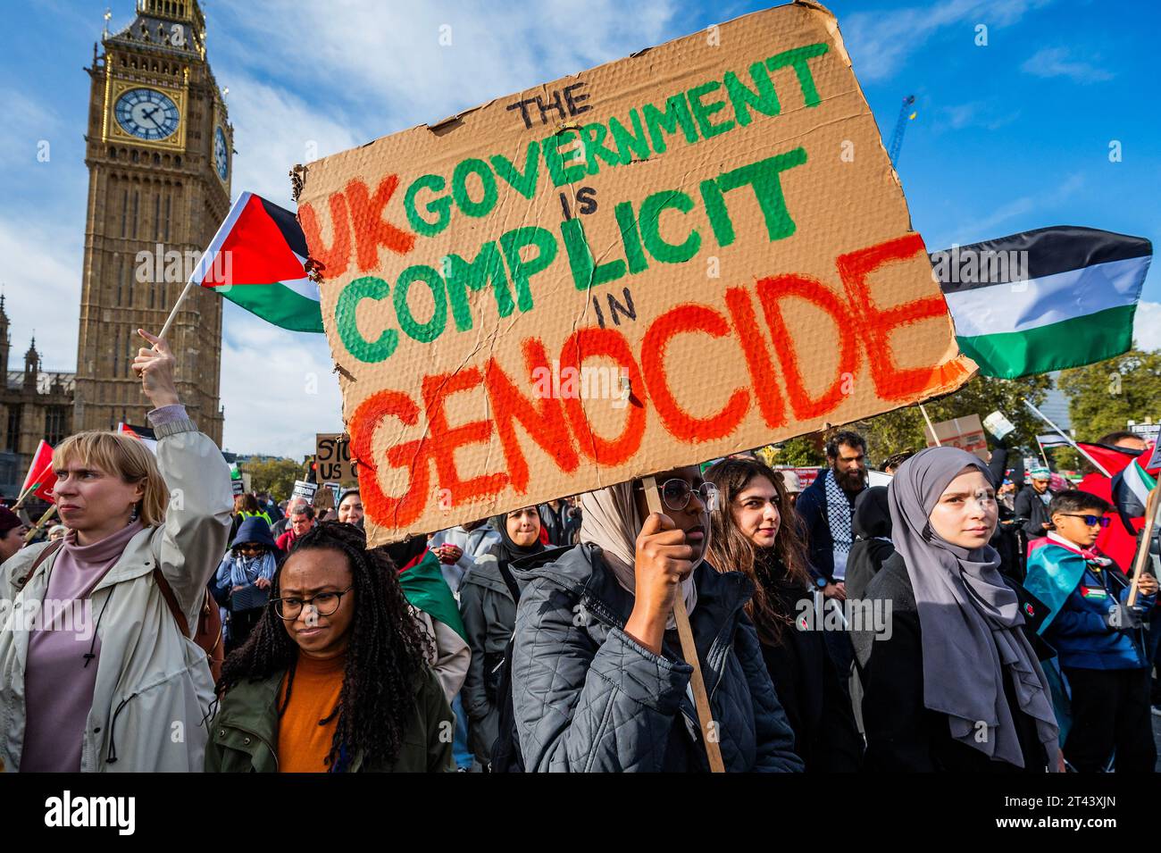 London, UK. 28th Oct, 2023. Smoke flares are let off on Westminster ...