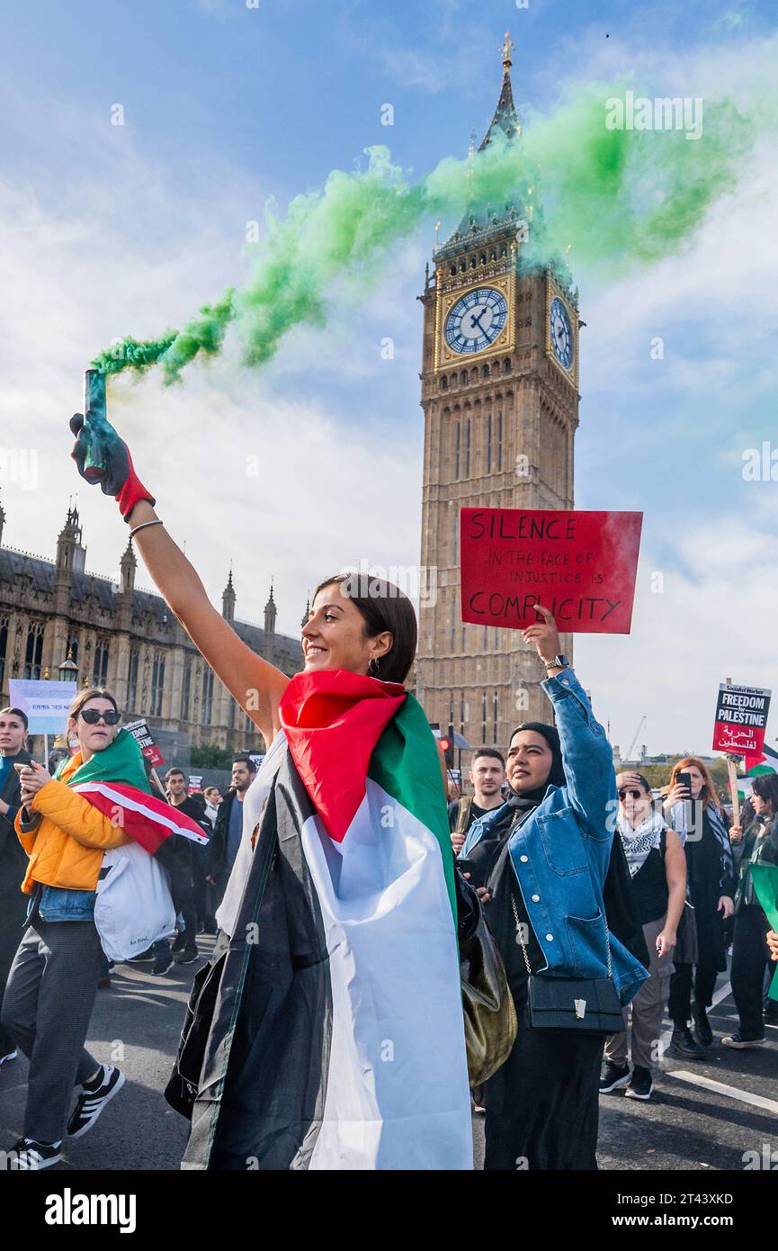 London, UK. 28th Oct, 2023. Smoke flares are let off on Westminster ...