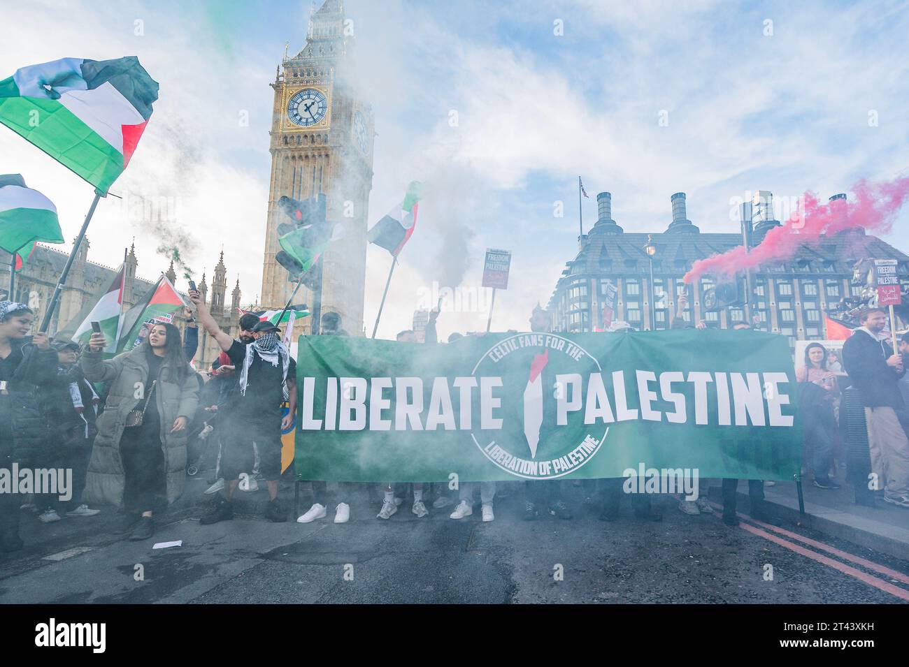 London, UK. 28th Oct, 2023. Smoke flares are let off on Westminster ...