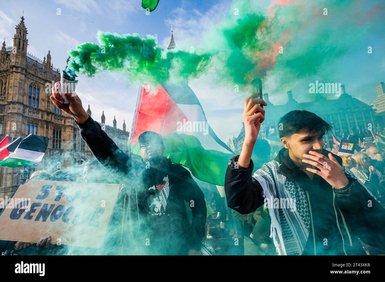 London, UK. 28th Oct, 2023. Smoke flares are let off on Westminster ...