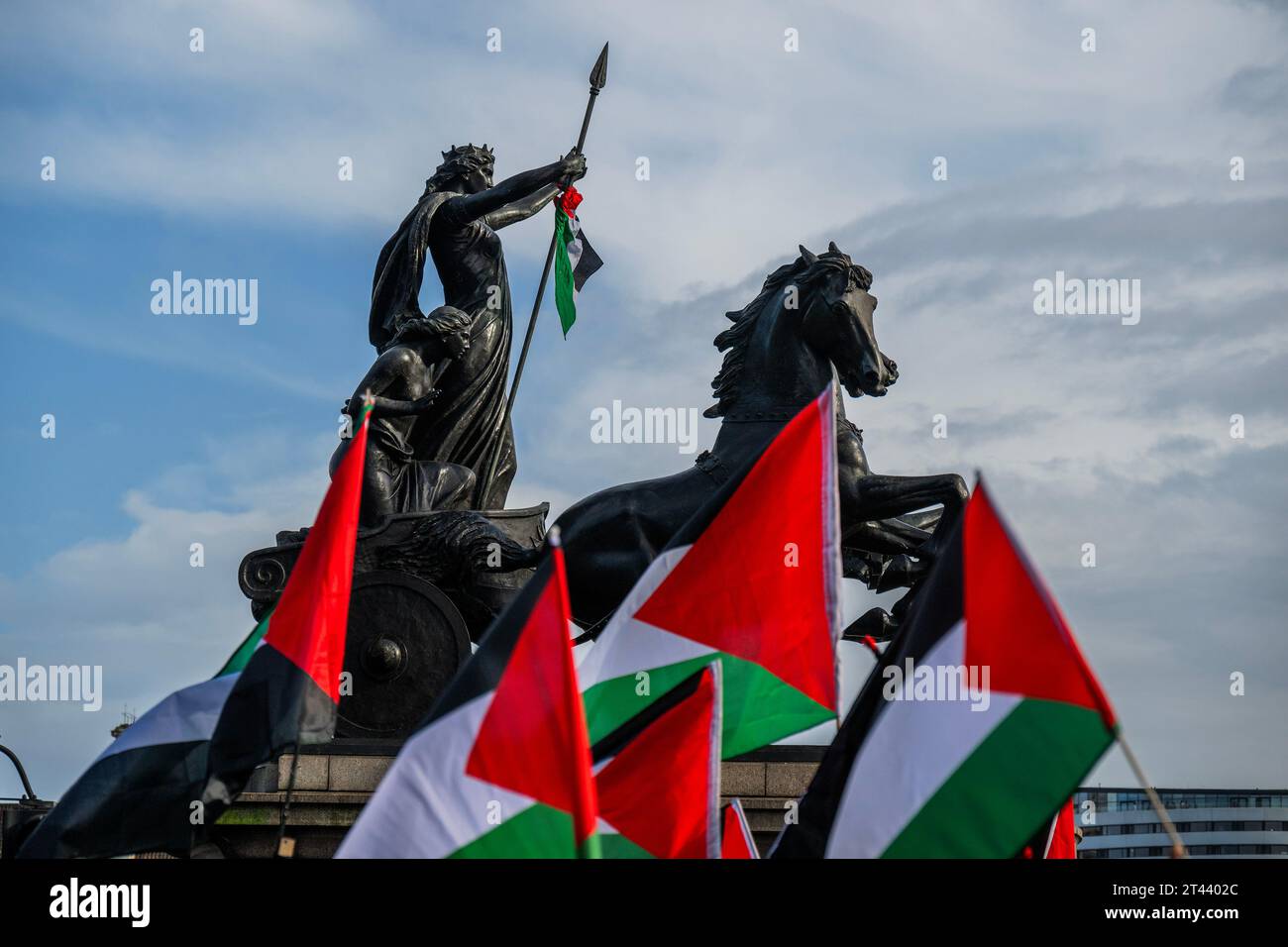 London, UK. 28th Oct, 2023. Protesters climb on the culpture of the ...