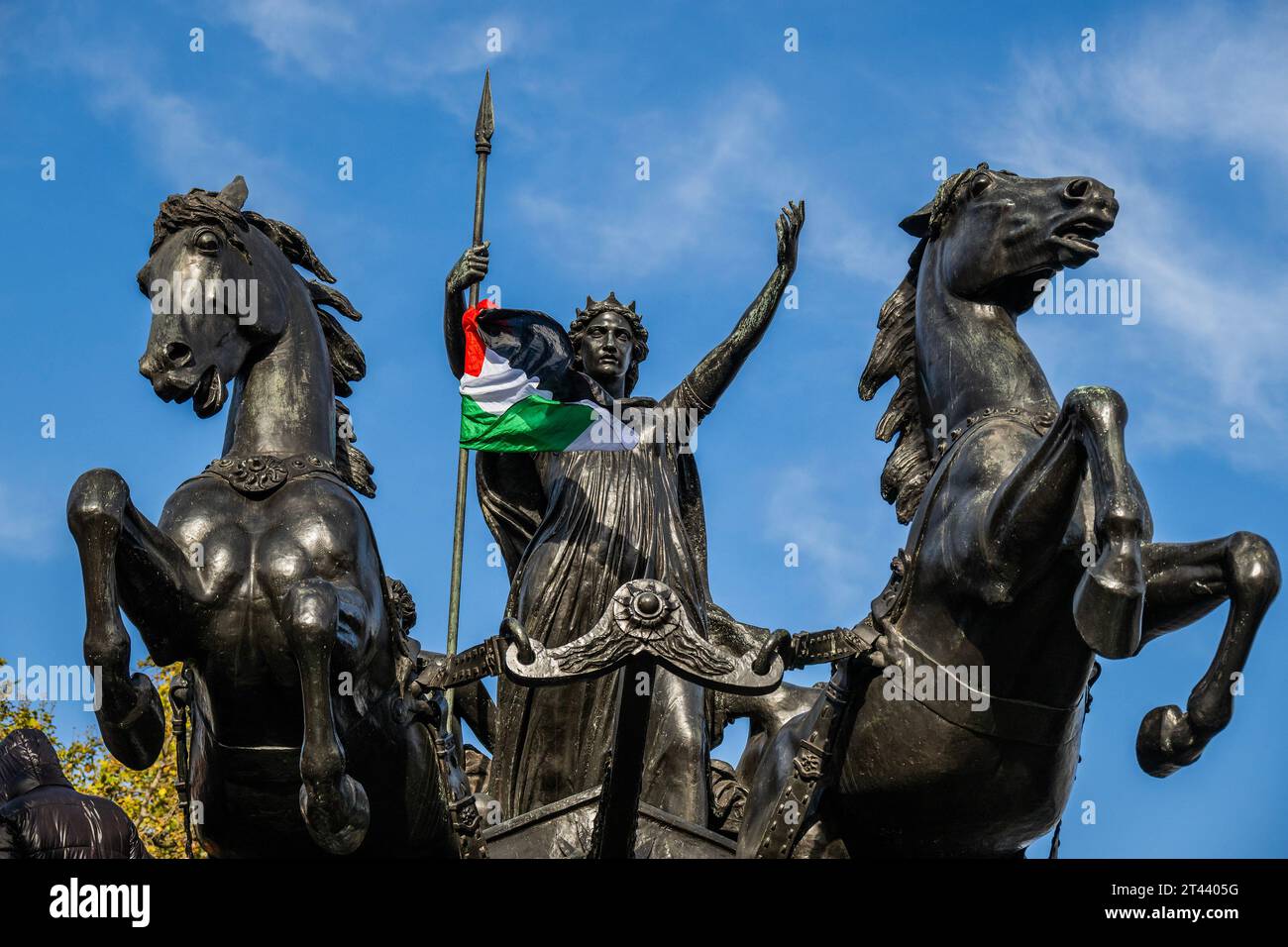 London, UK. 28th Oct, 2023. Protesters climb on the culpture of the ...