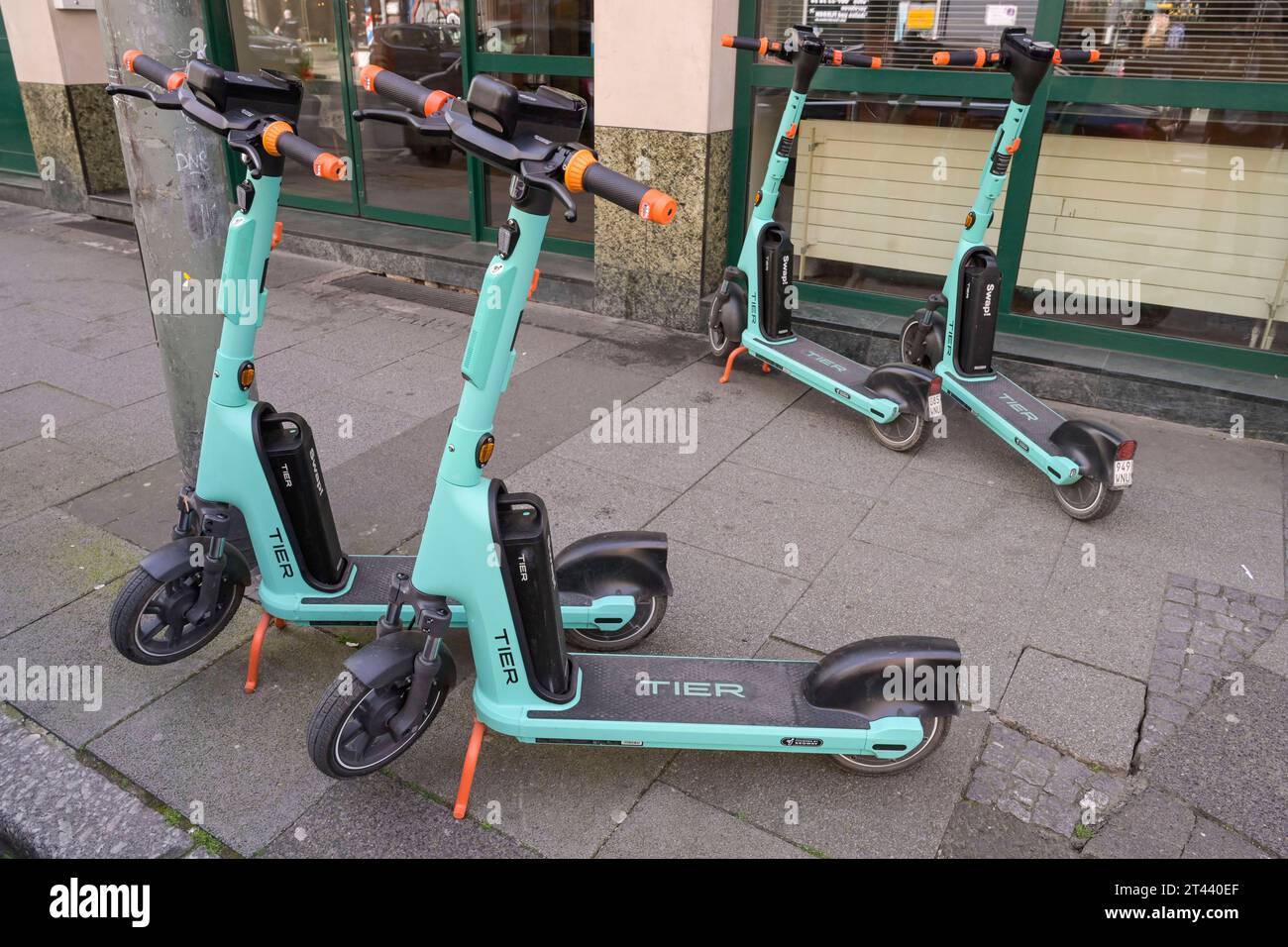 Behinderung, E-Scooter auf Gehweg, Bürgersteig, Kaiserstraße, Frankfurt ...