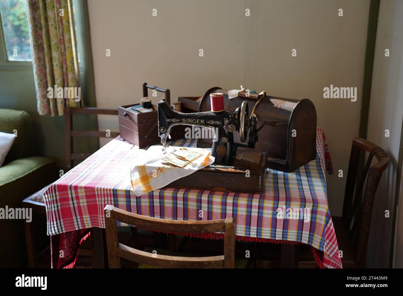 Singer sewing machine Stock Photo - Alamy