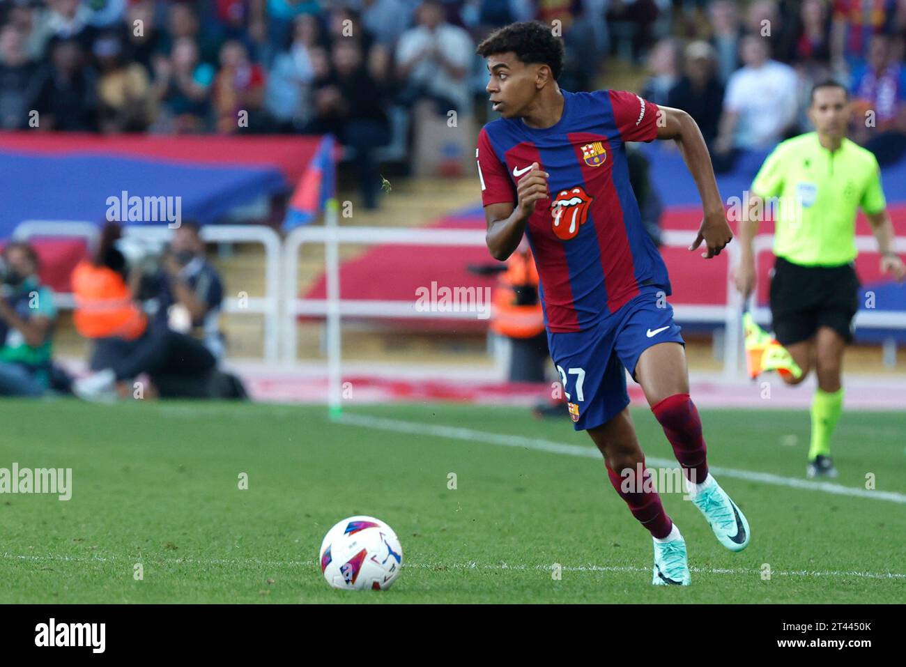 Barcelona's Lamine Yamal in action during the La Liga soccer match ...