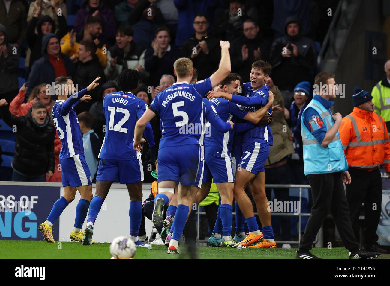 Cardiff, UK. 28th Oct, 2023. Rubin Colwill of Cardiff city (r ...