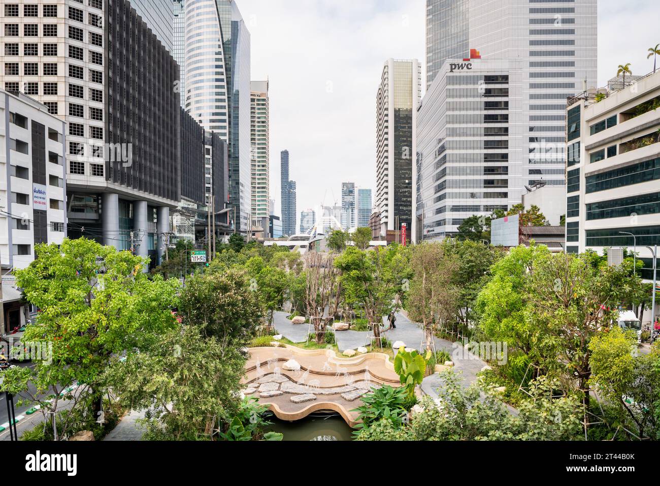 The view of Chong Nonsi Canal Park on Naradhiwas Rajanagarindra Rd. in ...