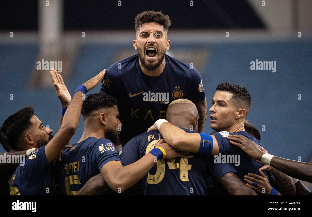 #94 Talisca of Al-Nassr FC celebrates with Cristiano Ronaldo after ...