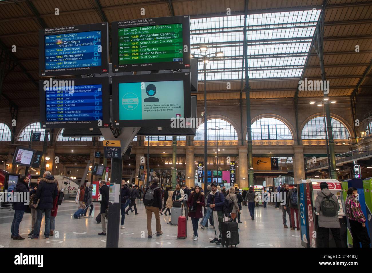 Paris, France. Passengers at the Gare du Nord SNCF railway station ...