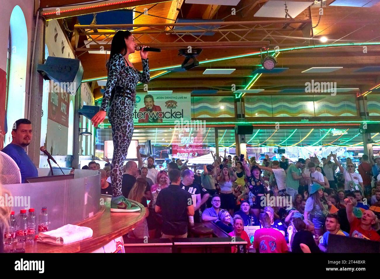 Frenzy live beim Mallorca Saison-Closing 2023 im Bierkönig in der ...