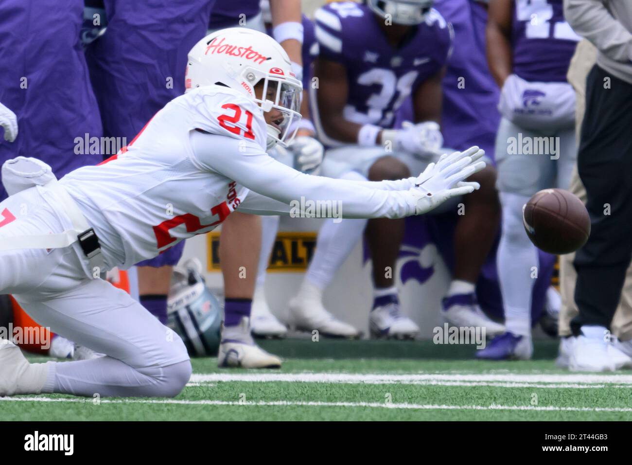 Houston running back Stacy Sneed can't reach throw a throw during the ...