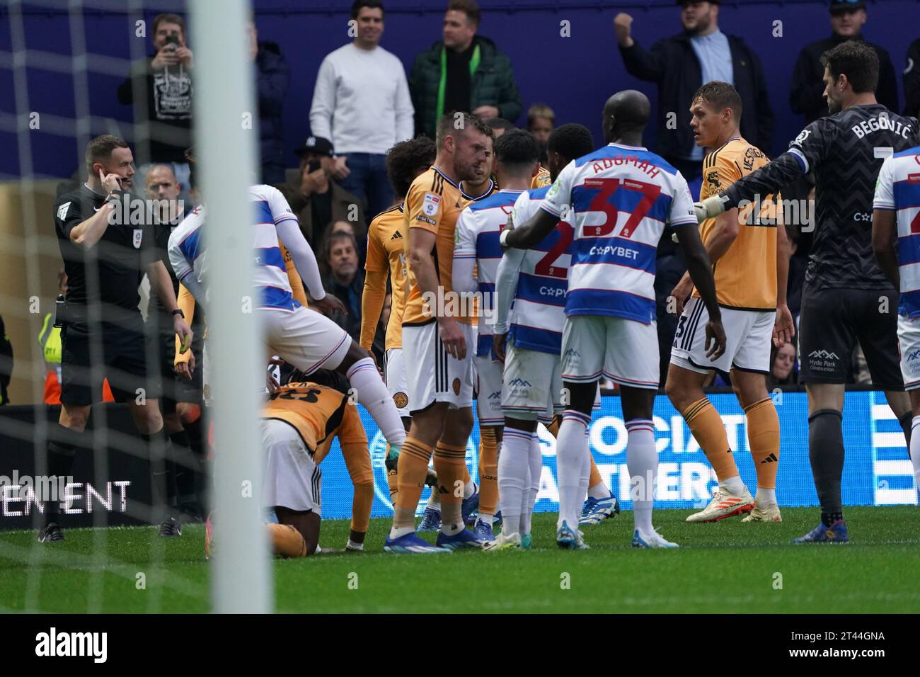 LONDON, ENGLAND - OCTOBER 28: The Leicester and QPR players arguing ...