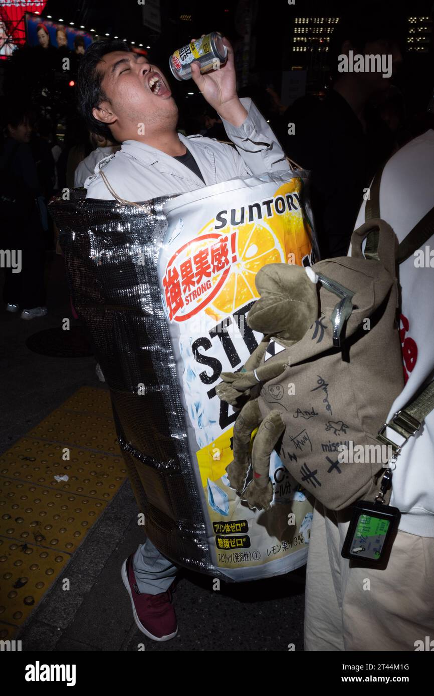 Tokyo, Japan. 28th Oct, 2023. A Halloween reveler dressed as a can of ...