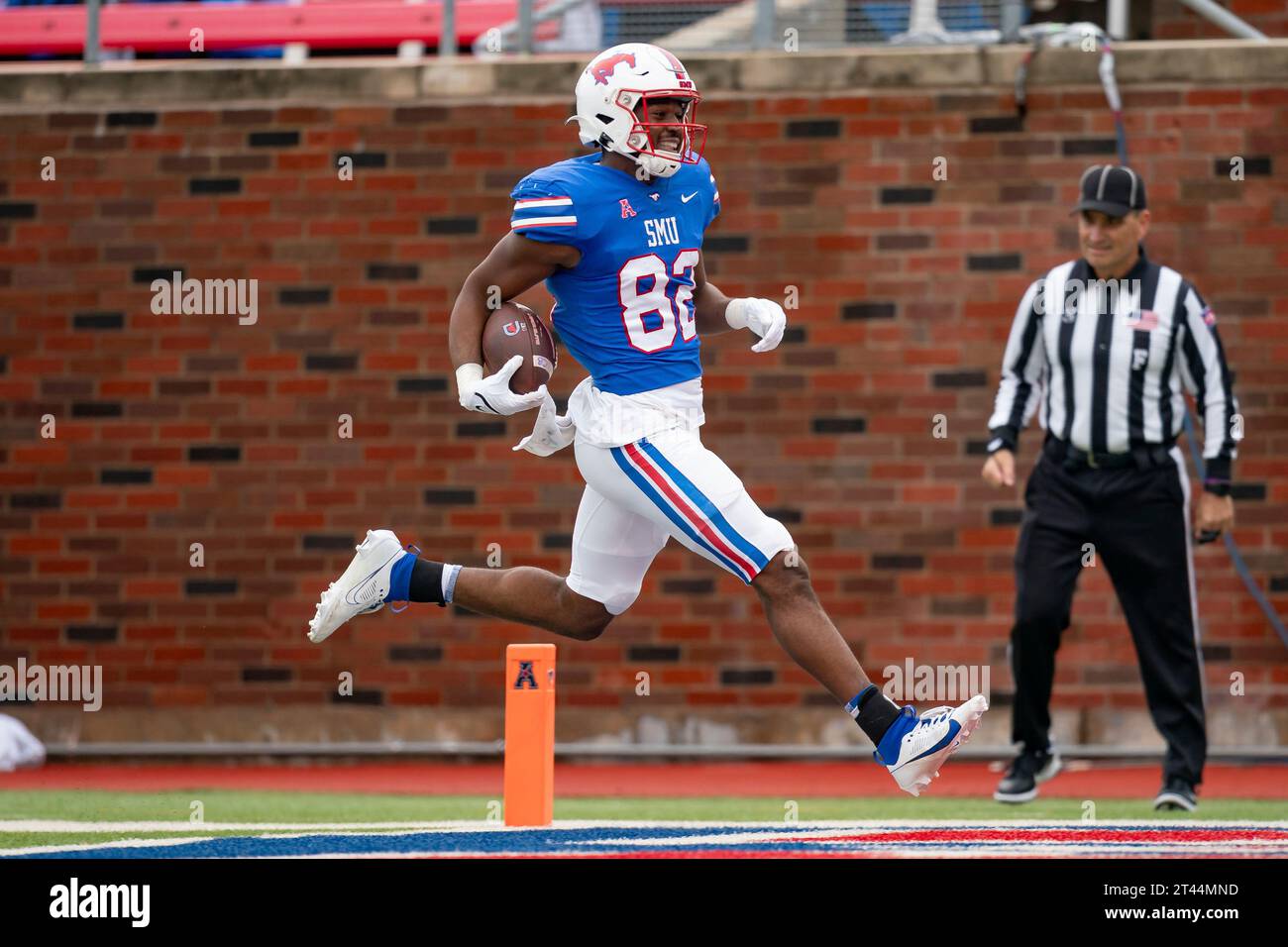 DALLAS, TX - OCTOBER 28: Southern Methodist Mustangs tight end RJ ...
