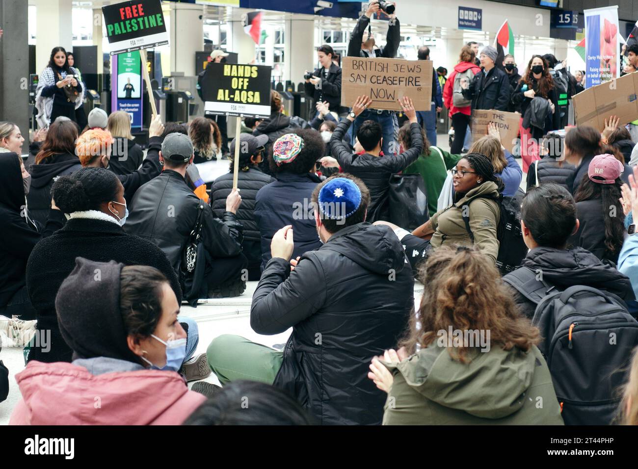 London, UK. 28th October 2023 Estimated hundreds of thousands march in ...