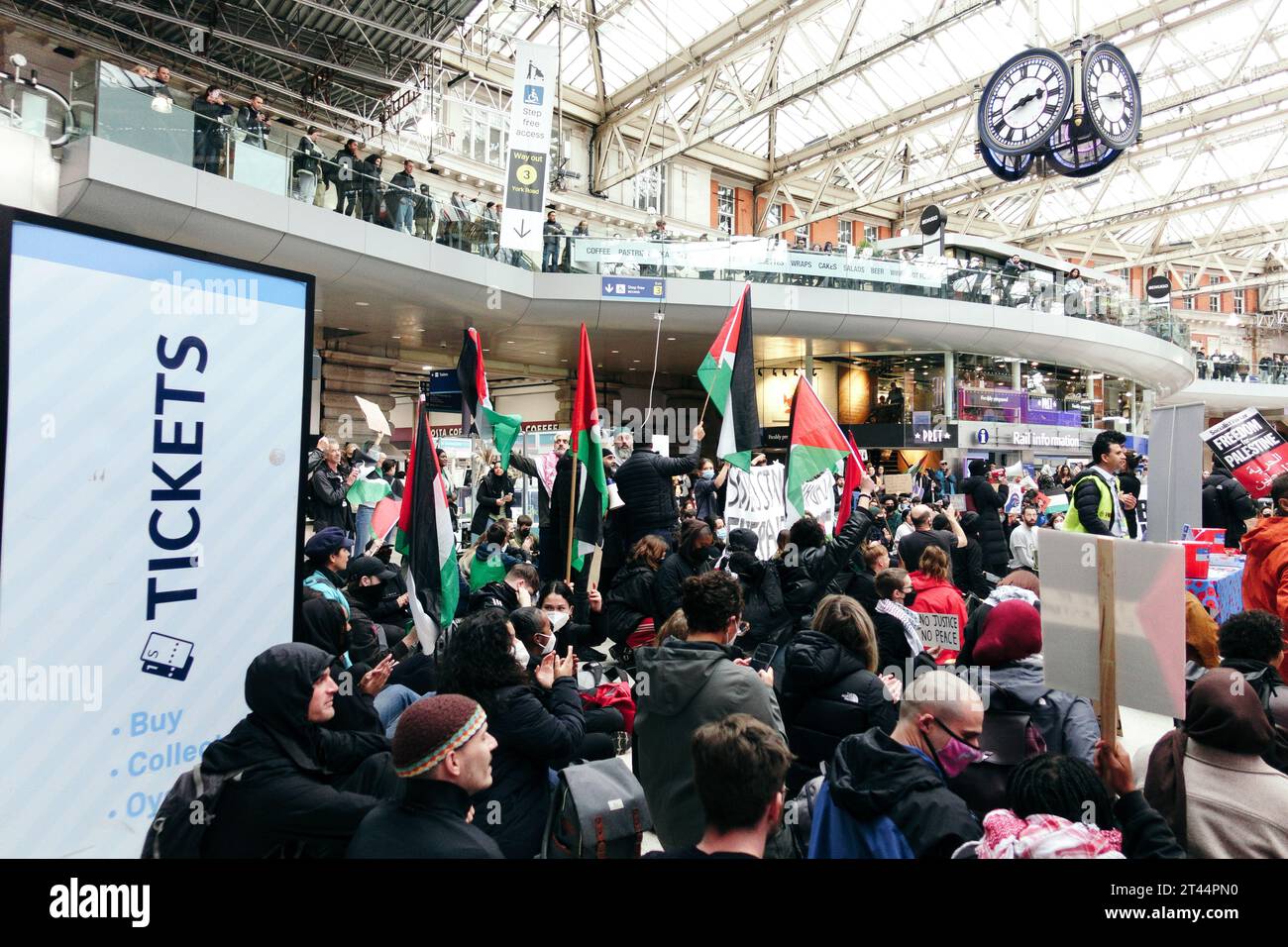 London, UK. 28th October 2023 Estimated hundreds of thousands march in ...