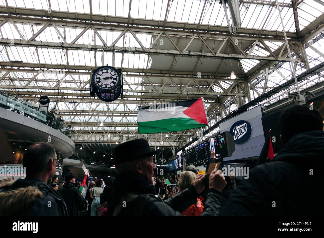 London, UK. 28th October 2023 Estimated hundreds of thousands march in ...