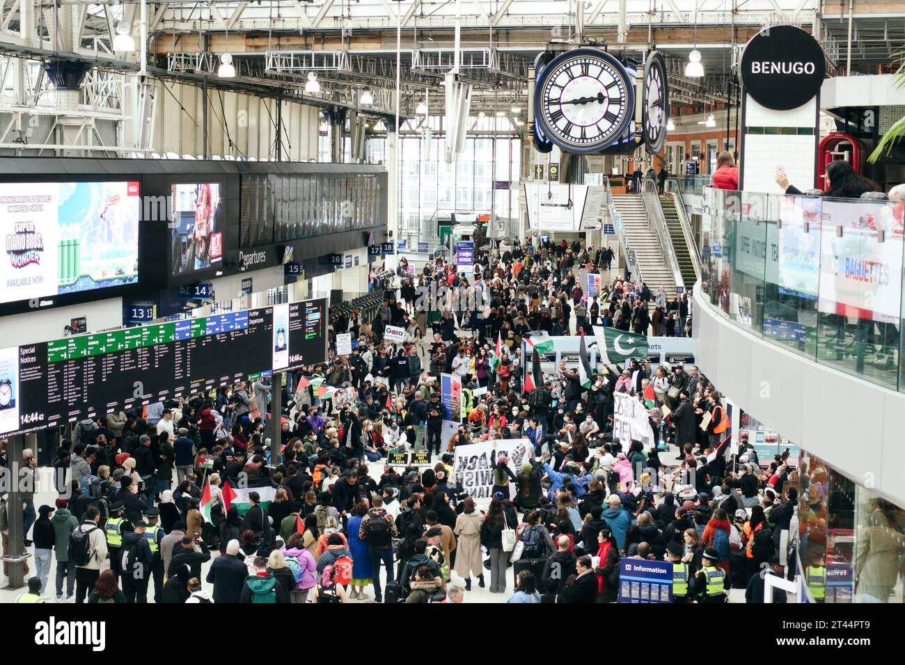 London, UK. 28th October 2023 Estimated hundreds of thousands march in ...