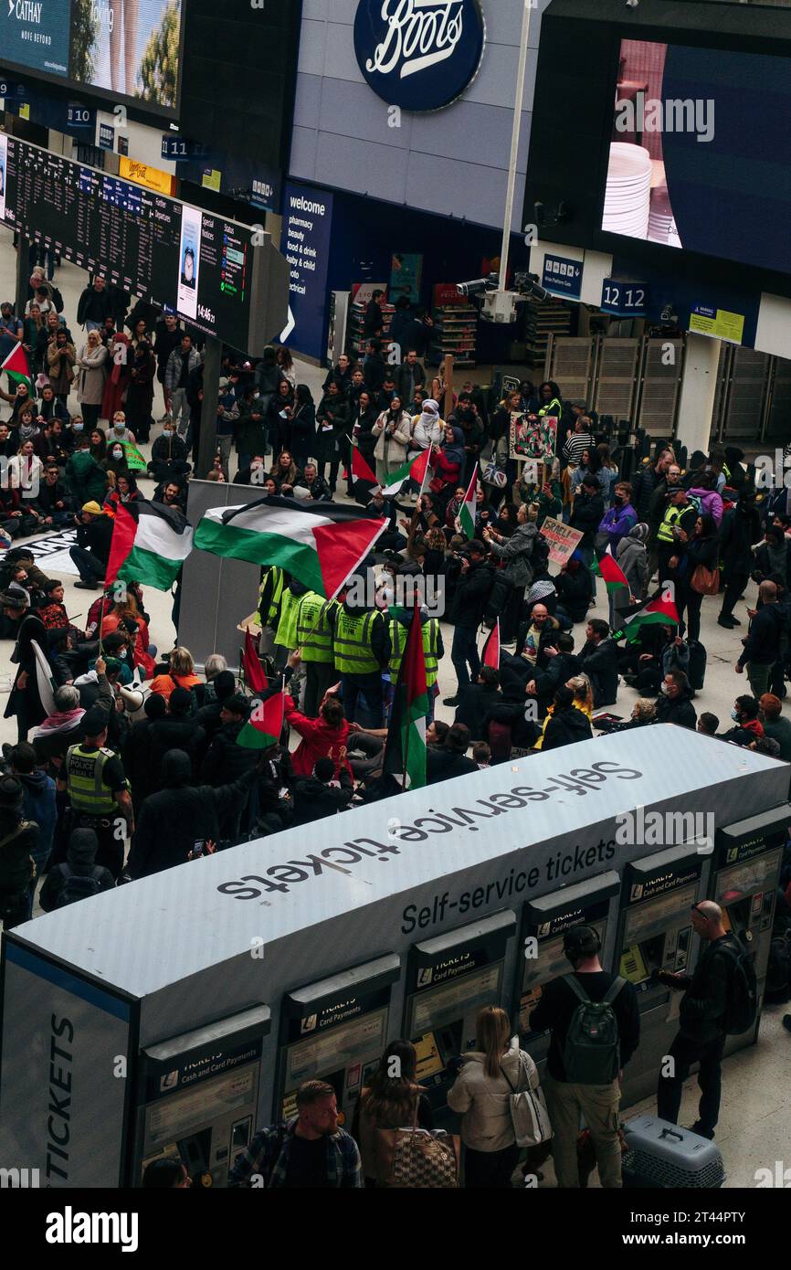 London, UK. 28th October 2023 Estimated hundreds of thousands march in ...
