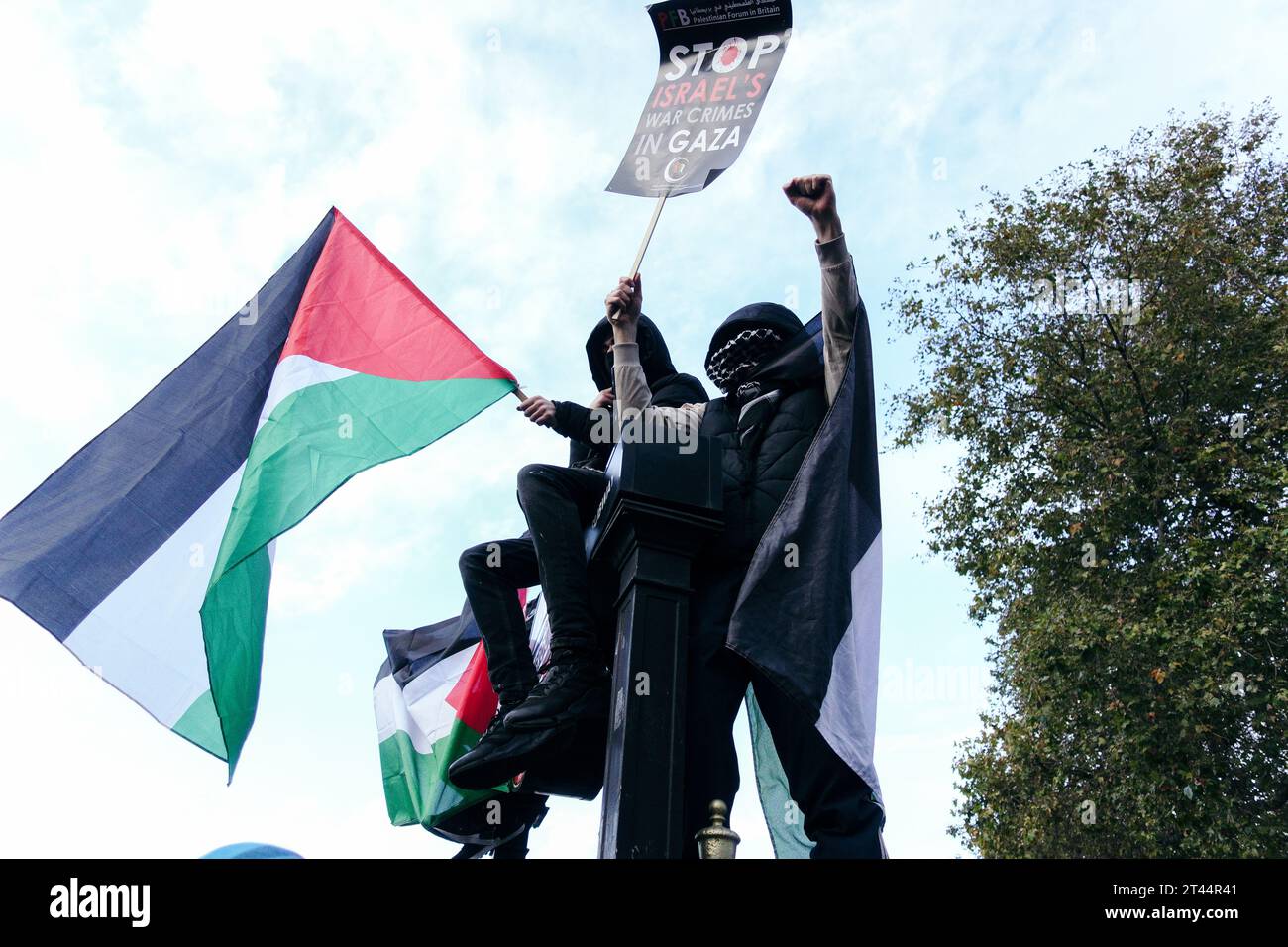 London, UK. 28th October 2023 Estimated hundreds of thousands march in ...