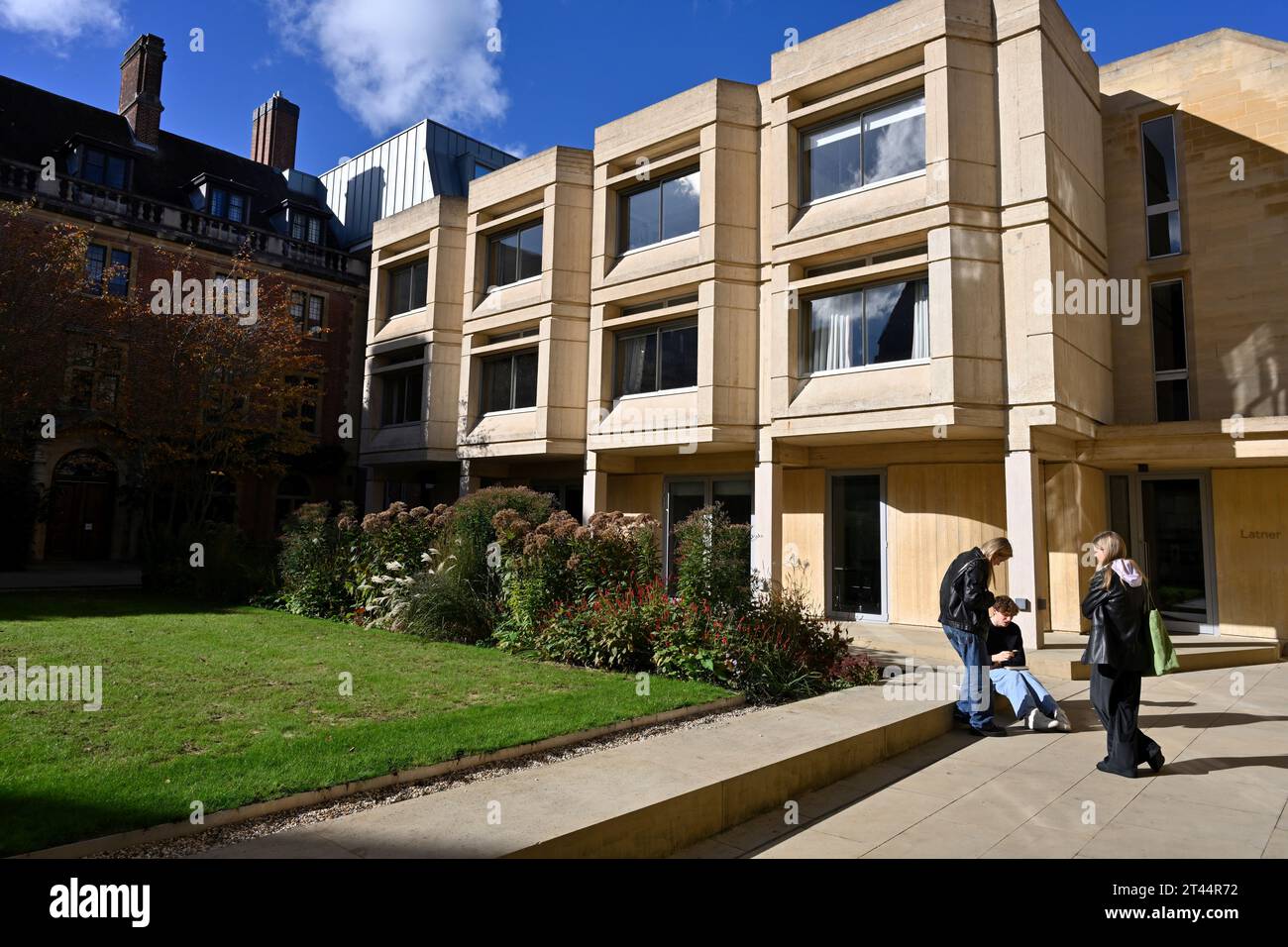 Inside Linton Quad (Castle Bailey Quad) of St Peter's College ...