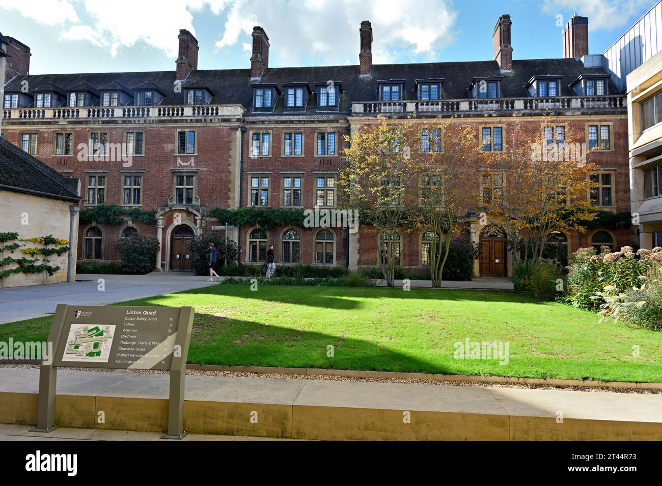 Inside Linton Quad (Castle Bailey Quad) of St Peter's College ...