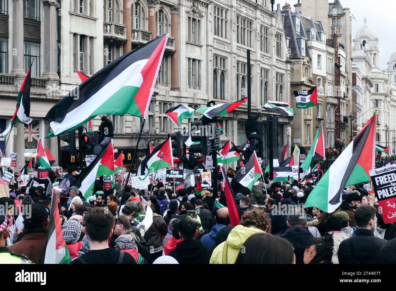 London, UK. 28th October 2023 Estimated hundreds of thousands march in ...