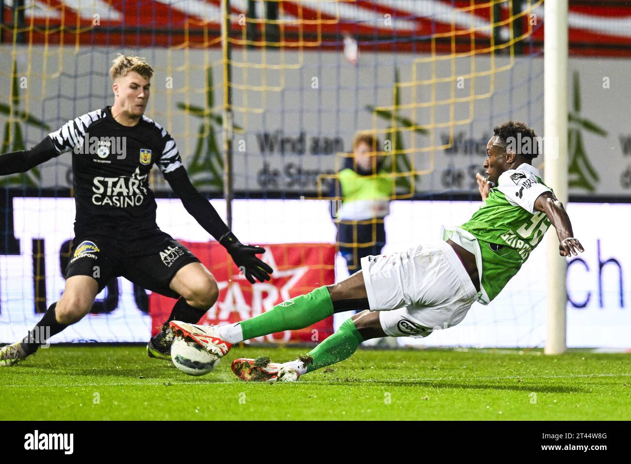Beveren Waas, Belgium. 28th Oct, 2023. Beveren's goalkeeper Beau Reus ...