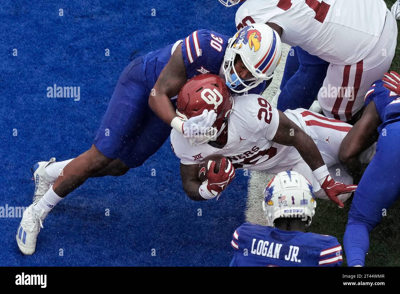 Oklahoma running back Tawee Walker (29) gets past Kansas linebacker ...