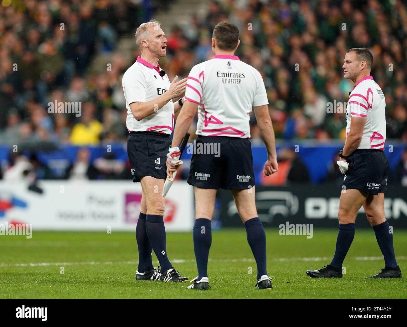 Referee Wayne Barnes speaks to TMO before issuing a yellow card to New ...
