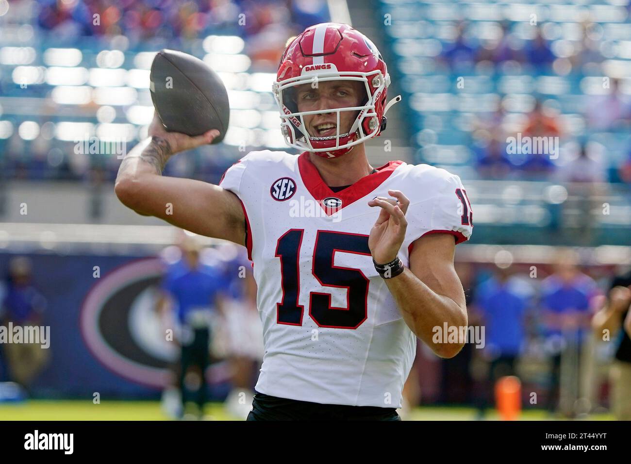 Georgia quarterback Carson Beck (15) warms up before an NCAA college ...