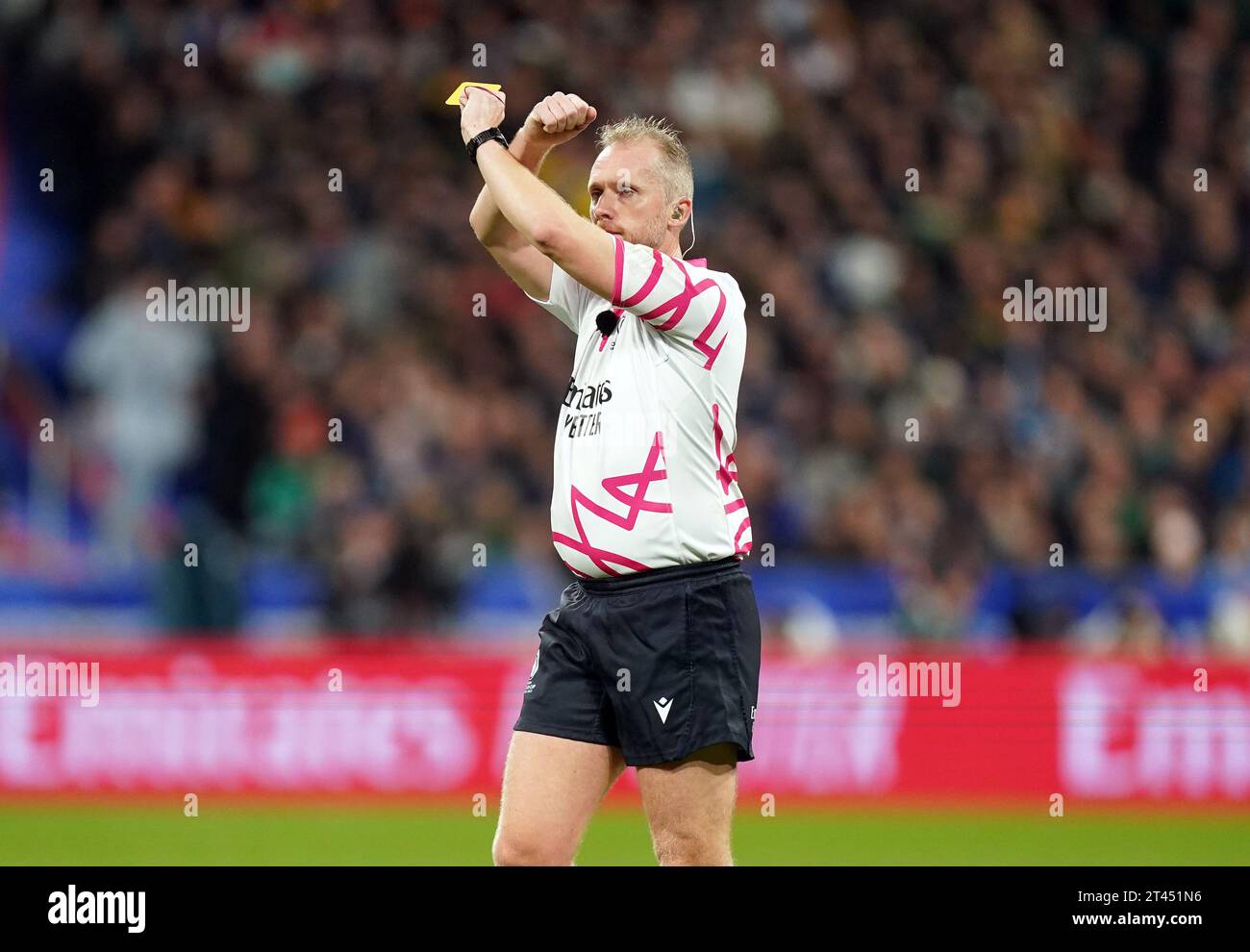 Referee Wayne Barnes signals a yellow card, and sin bin, to New Zealand ...