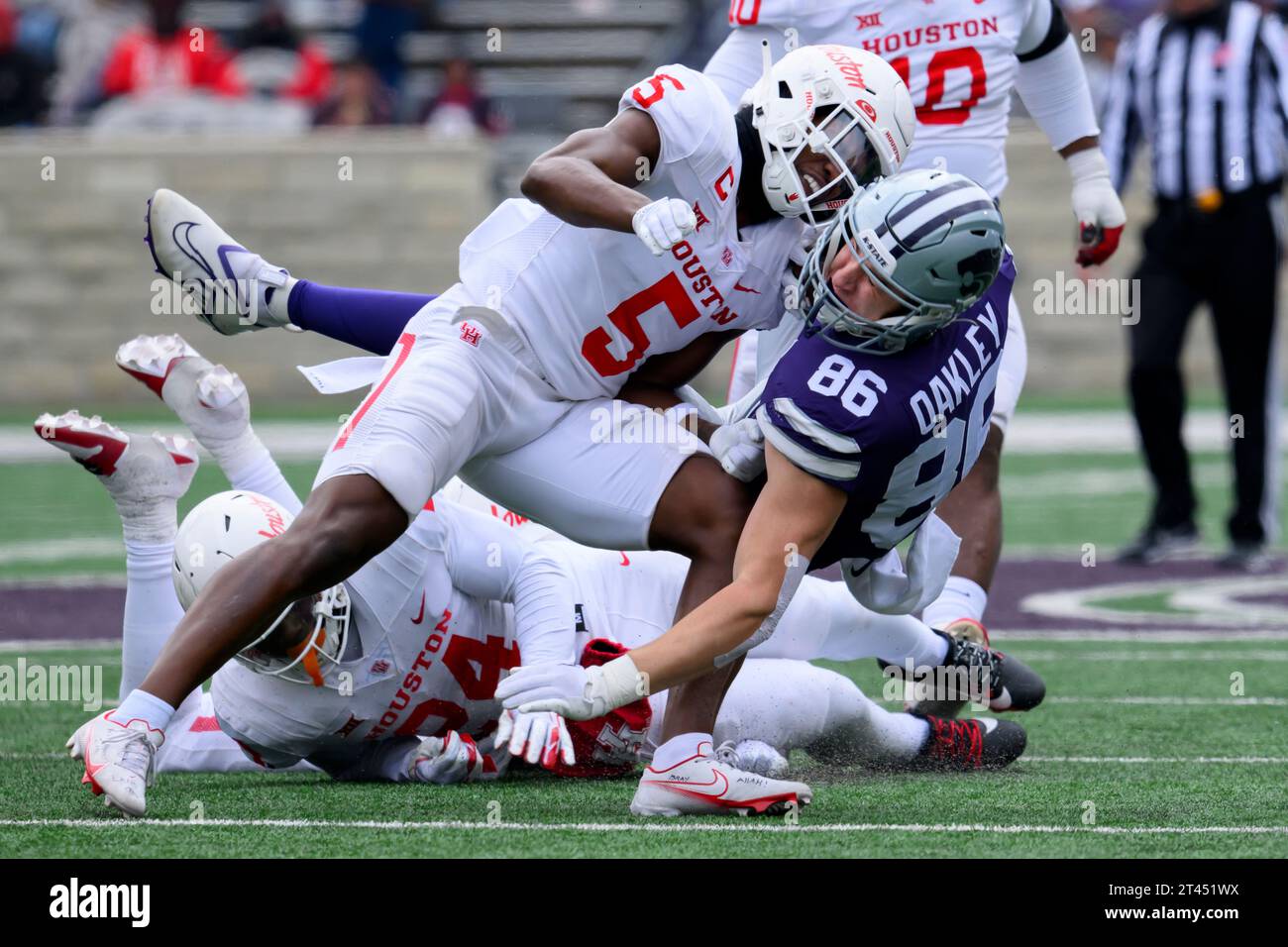 Kansas State tight end Garrett Oakley (86) is tackled by Houston ...