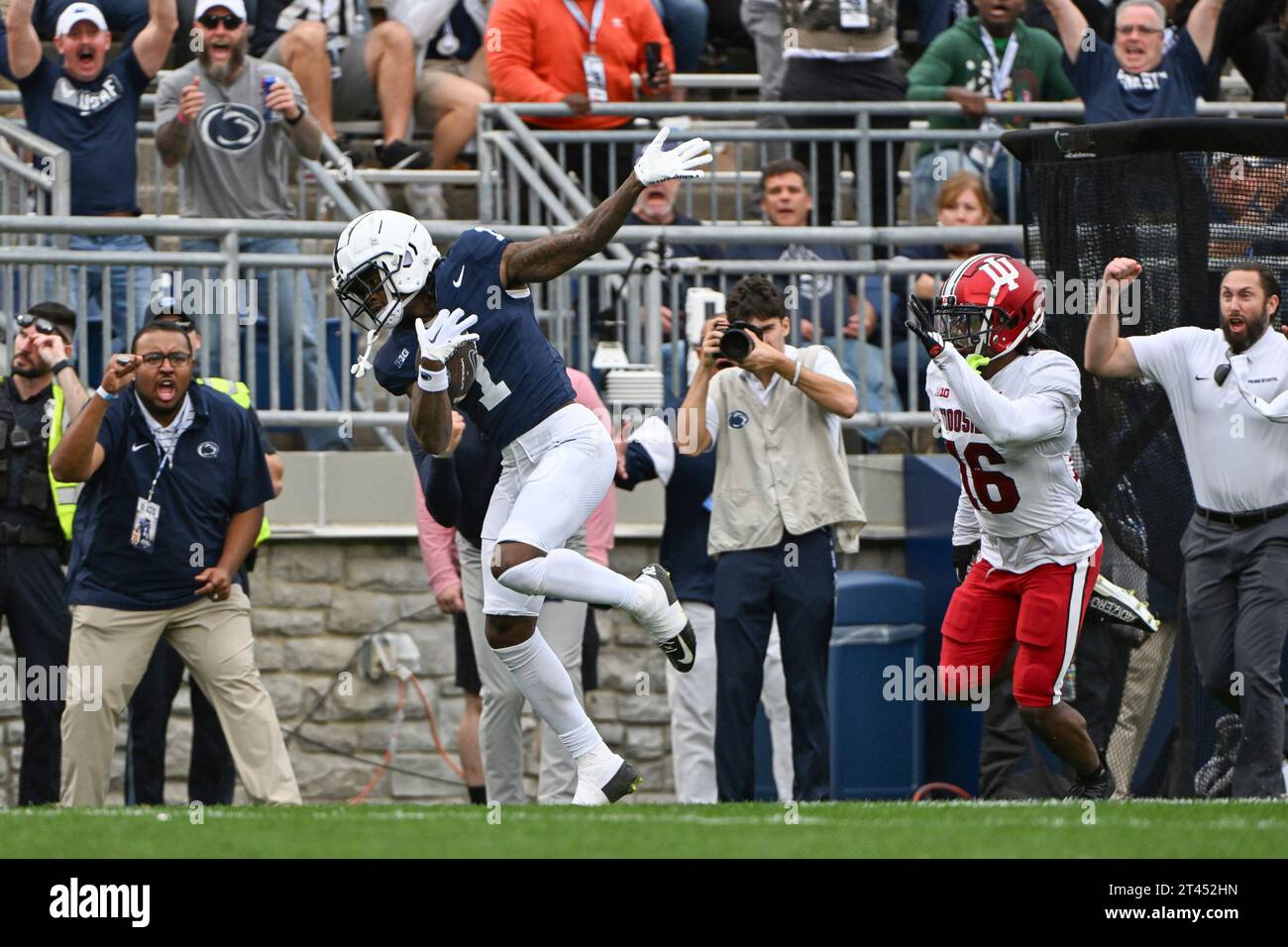 Penn State wide receiver KeAndre Lambert-Smith (1) scores a touchdown ...