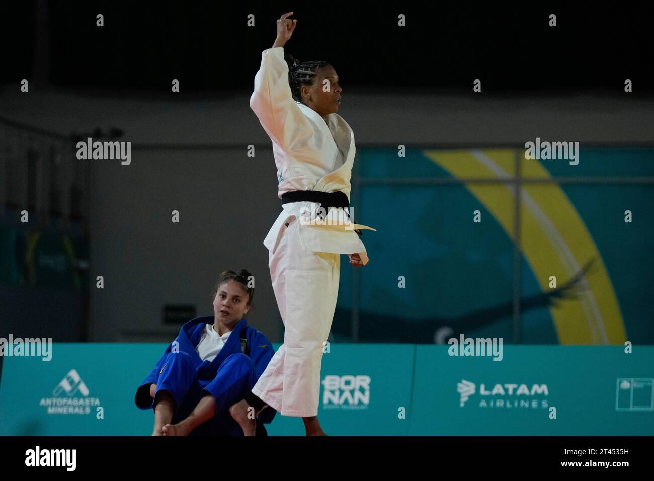 Brazil's Rafael Silva celebrates defeating Argentina's Brisa Gomez in ...