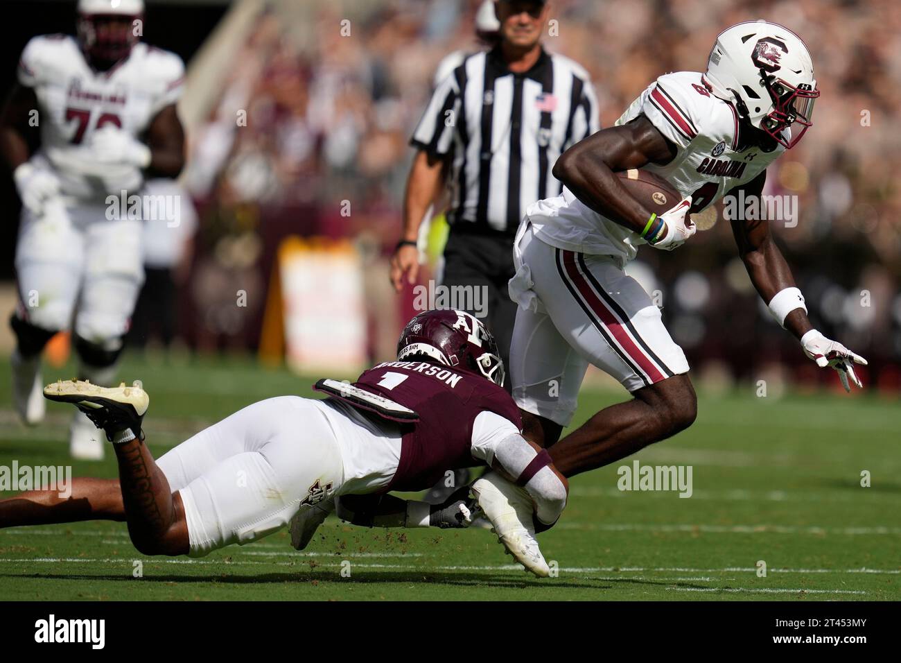 South Carolina defensive back Emory Floyd Jr. (8) is tackled after ...