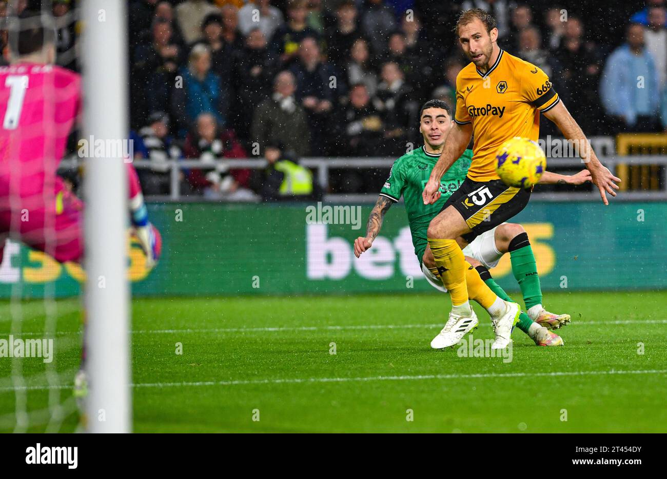 28th October 2023; Molineux Stadium, Wolverhampton, West Midlands ...