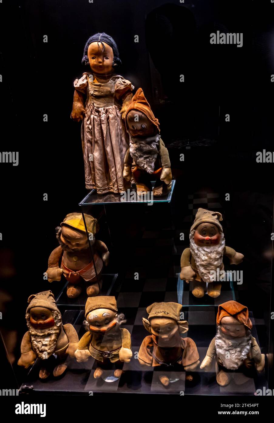 1930s walt disney manufactured snow white and seven dwarves toy hi-res ...