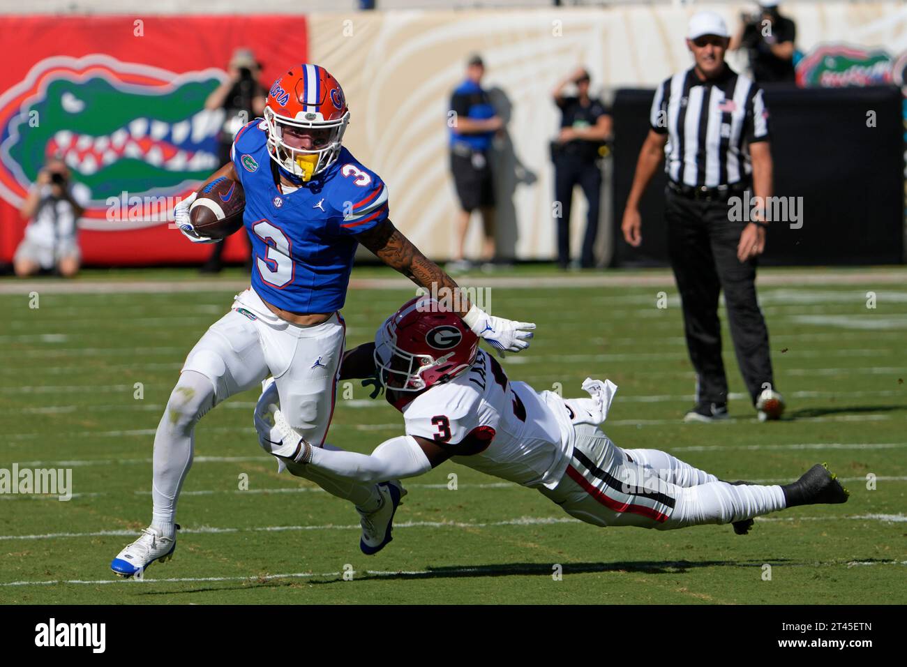 Florida wide receiver Eugene Wilson III, left, tries to get past ...