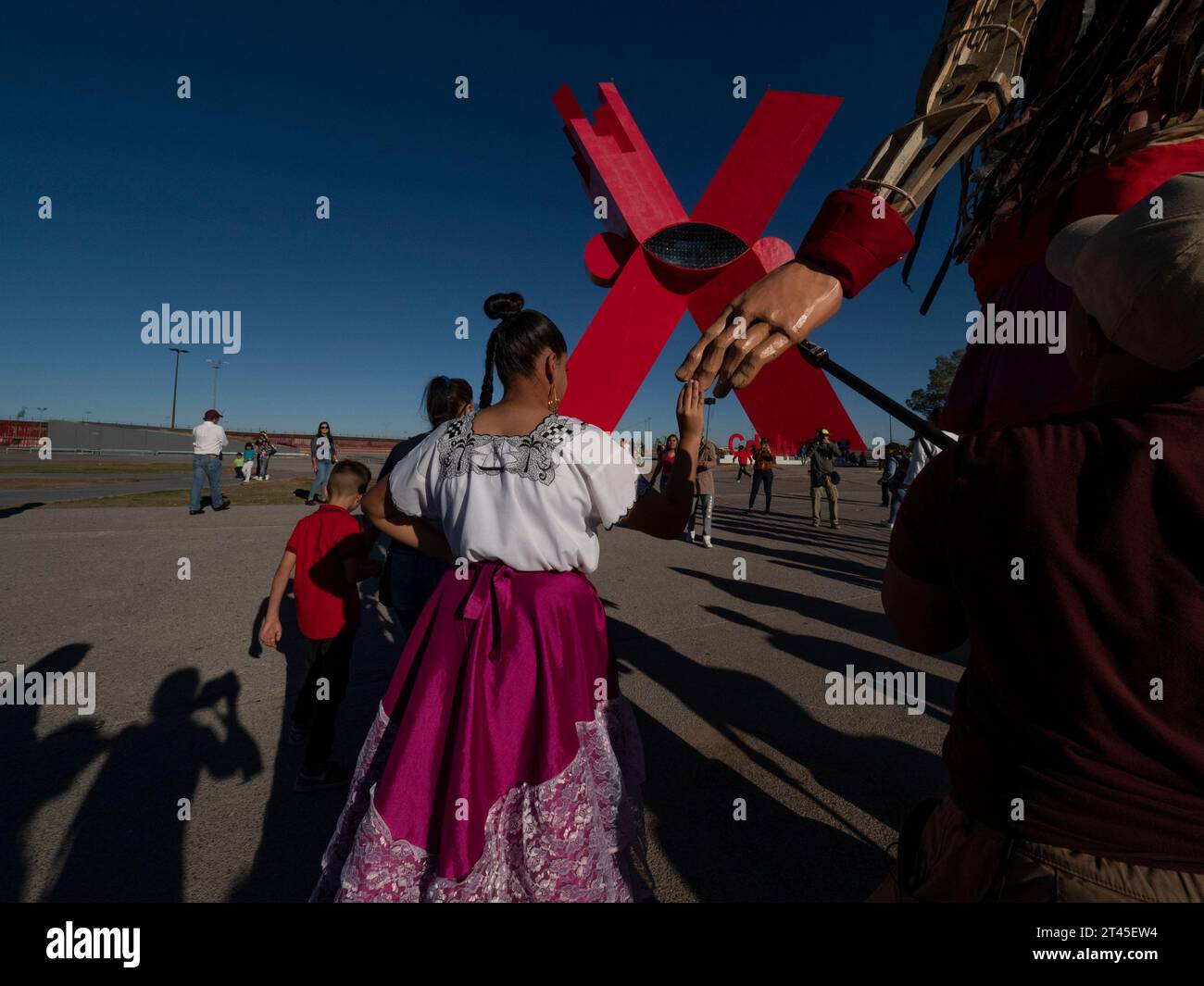 Ciudad Juarez, Chichuahua, Mexico. 27th Oct, 2023. Little Amal, the 12 ...