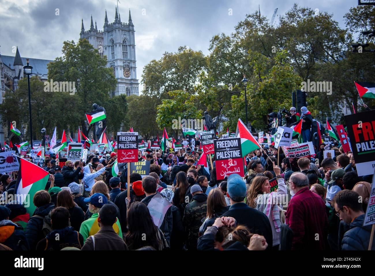 London, UK. 28th Oct, 2023. A crowd of protestors march with ...