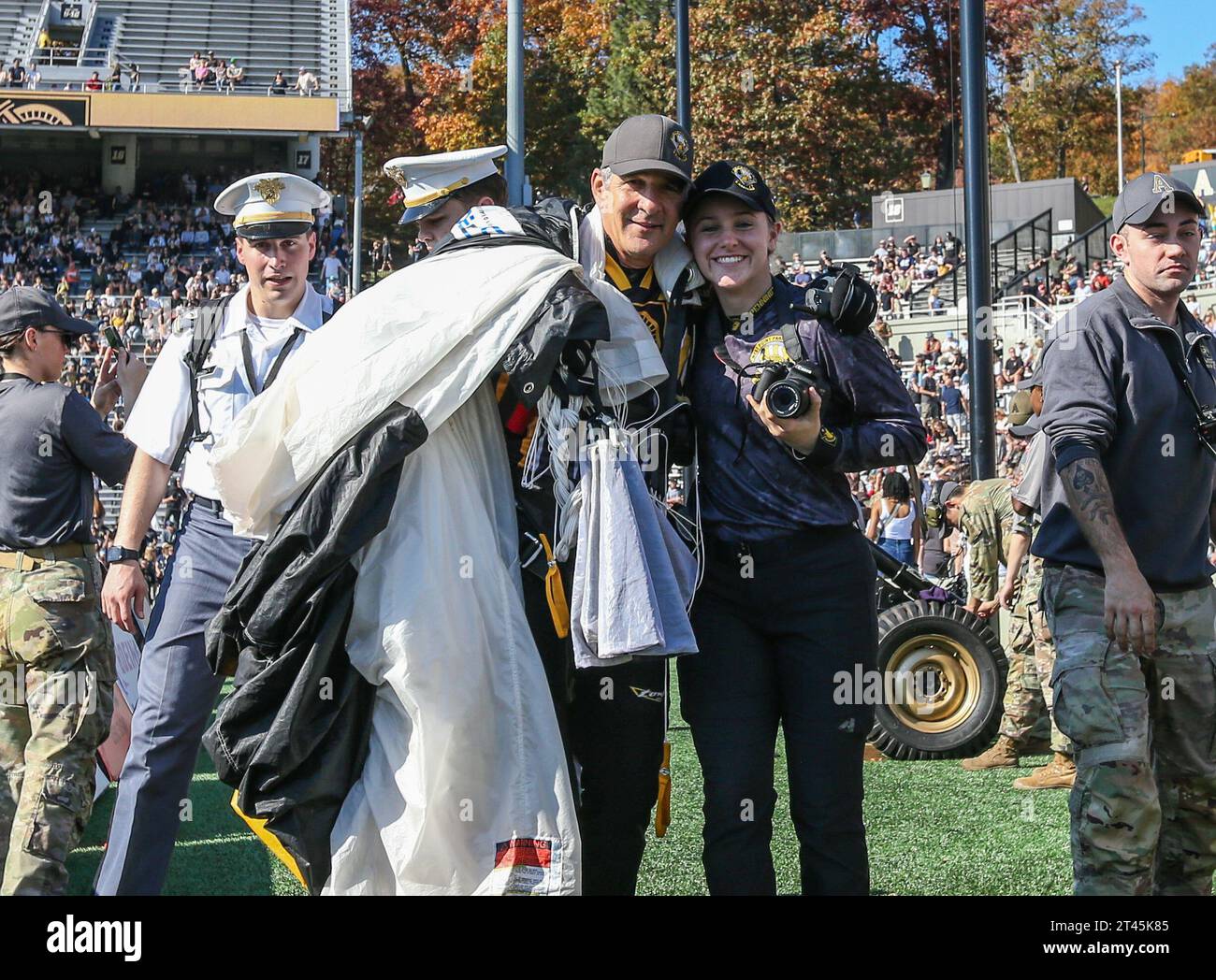 West Point, NY, USA. 28th Oct, 2023. Members of the Army parachute team ...