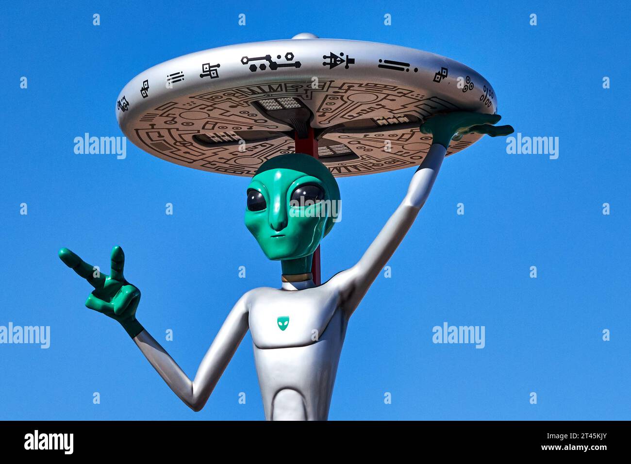 Baker, California, USA. 21st Jan, 2019. A Space Alien roadside ...