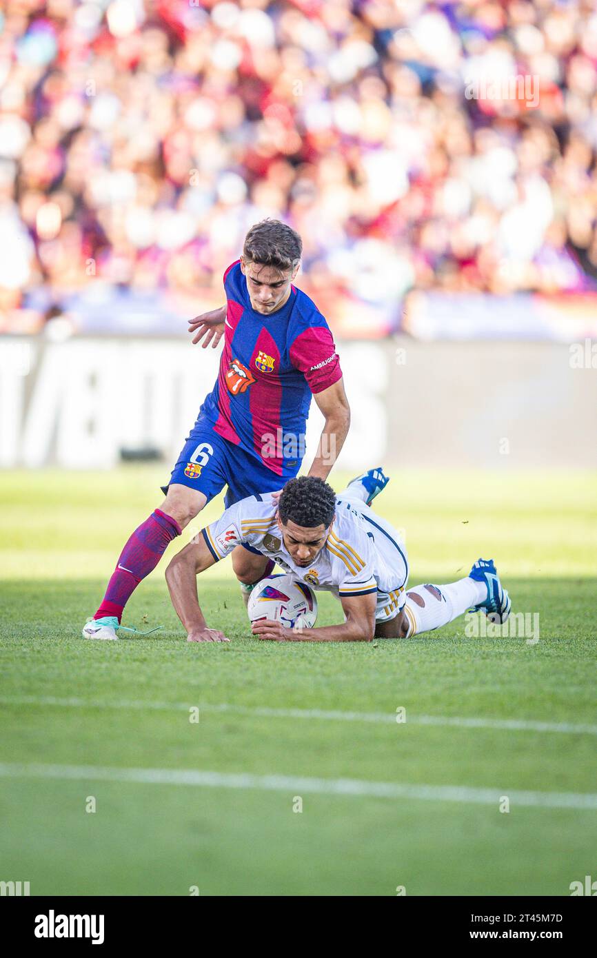 Barcelona, Spain. 28th Oct, 2023. Jude Bellingham (Real Madrid) (R) and ...