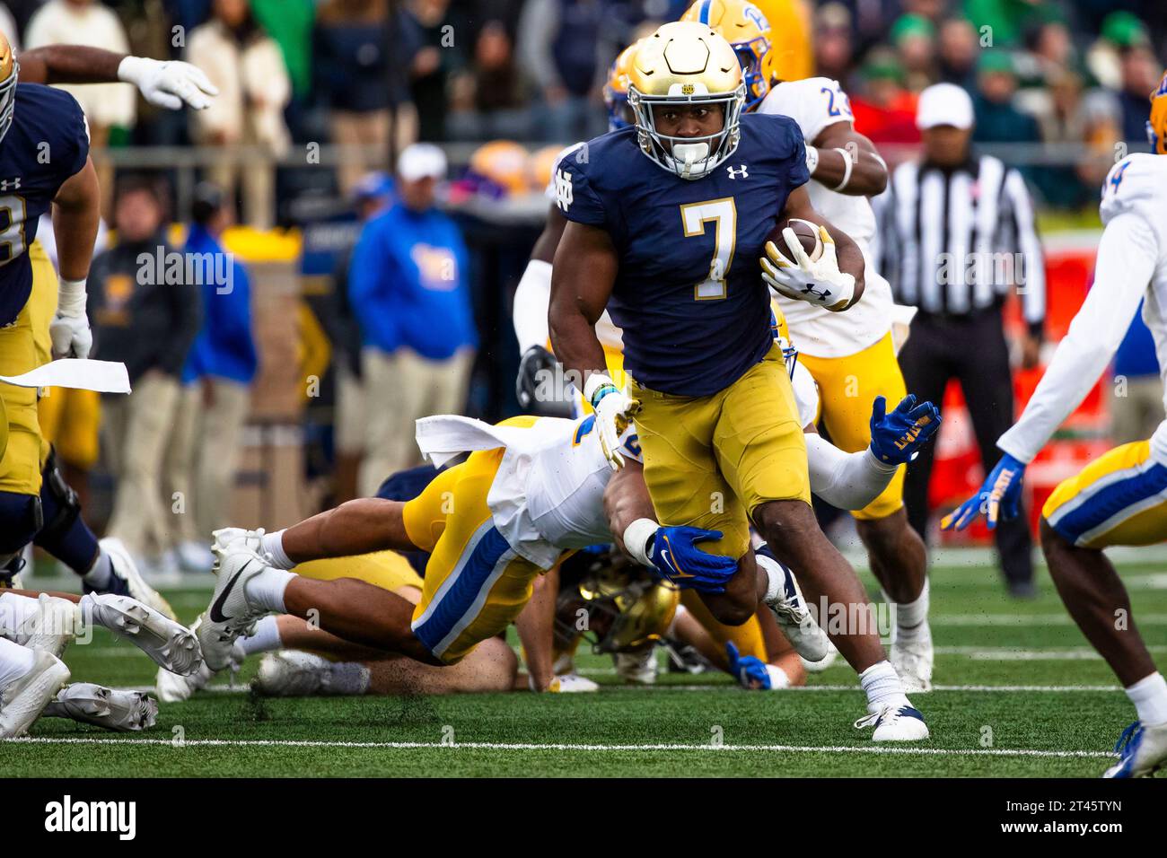 Notre Dame running back Audric Estime (7) gets past Pittsburgh line ...