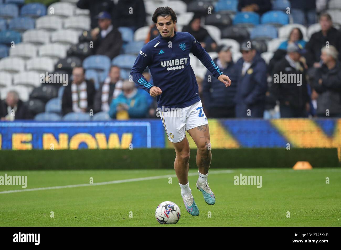 Pascal Struijk #21 of Leeds United during the pre match warm up ahead ...