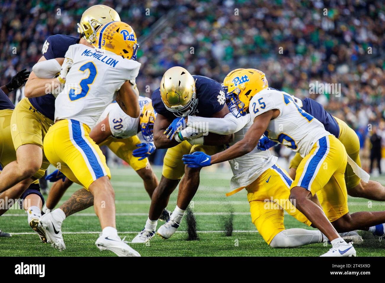 South Bend, Indiana, USA. 28th Oct, 2023. Notre Dame running back Audric Estimé (7) runs with ...