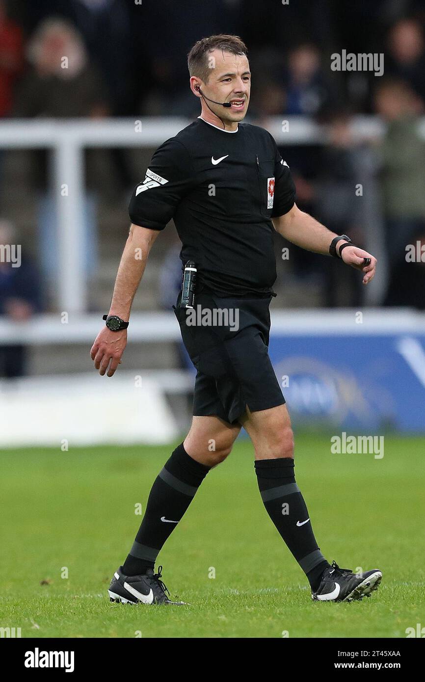 Vanarama national league referee hi-res stock photography and images ...