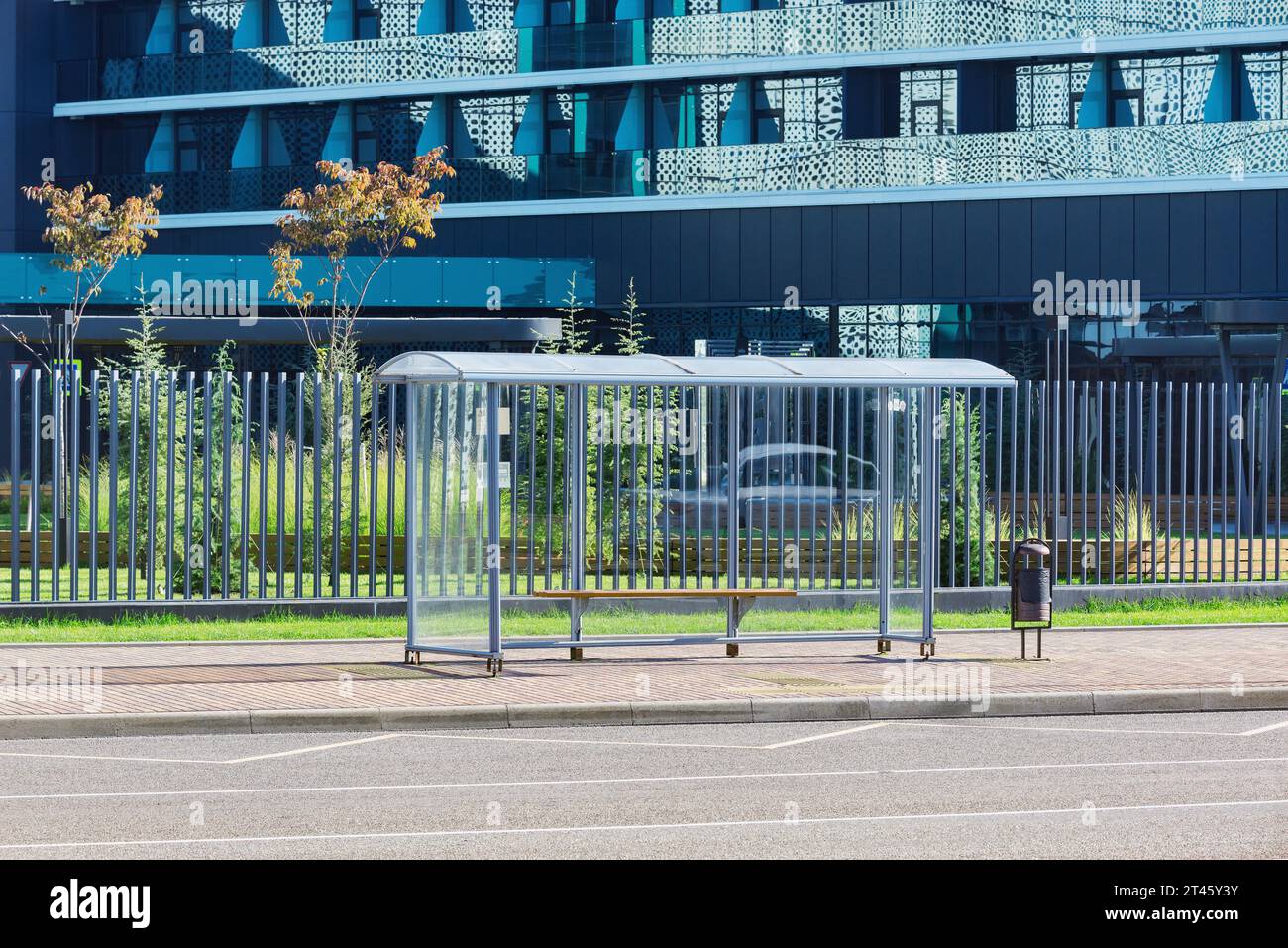 Empty bus stop city hi-res stock photography and images - Alamy